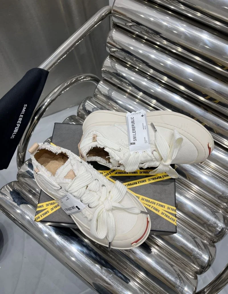 Accurate model Smilerepublic Shoes