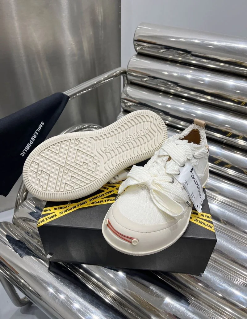 Accurate model Smilerepublic Shoes