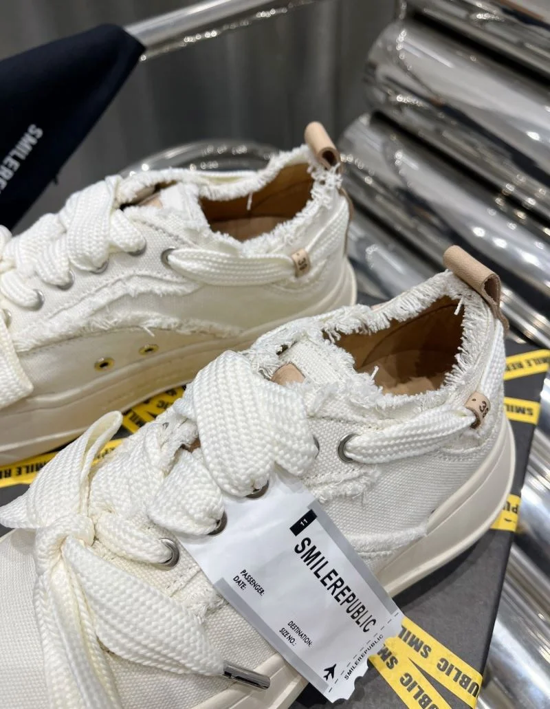 Accurate model Smilerepublic Shoes