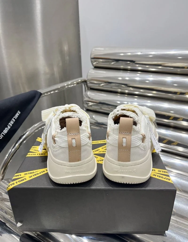 Accurate model Smilerepublic Shoes