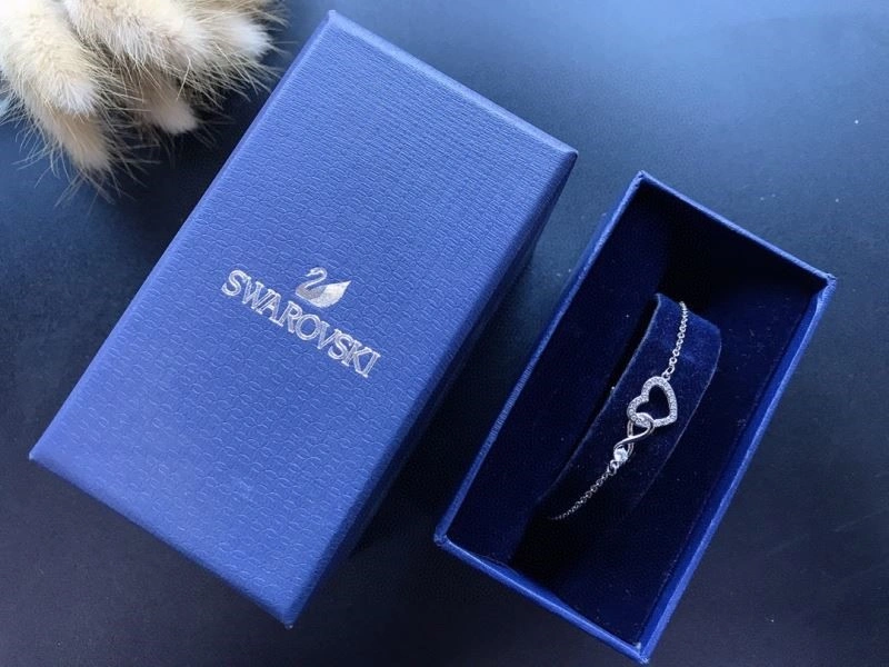 Low-cost Swarovski Bracelets