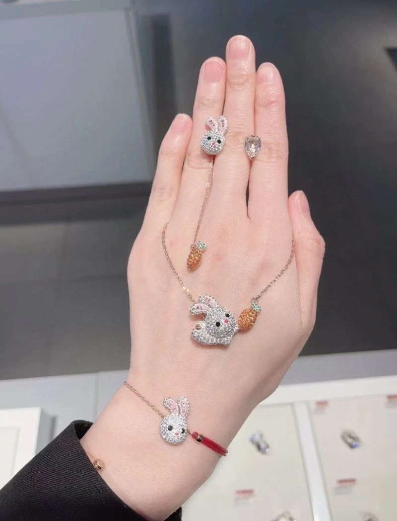 Accurate model Swarovski Necklaces