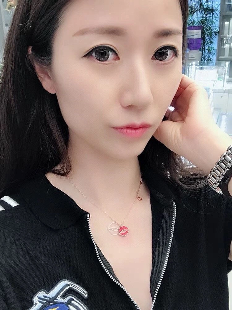 Low-cost Swarovski Necklaces