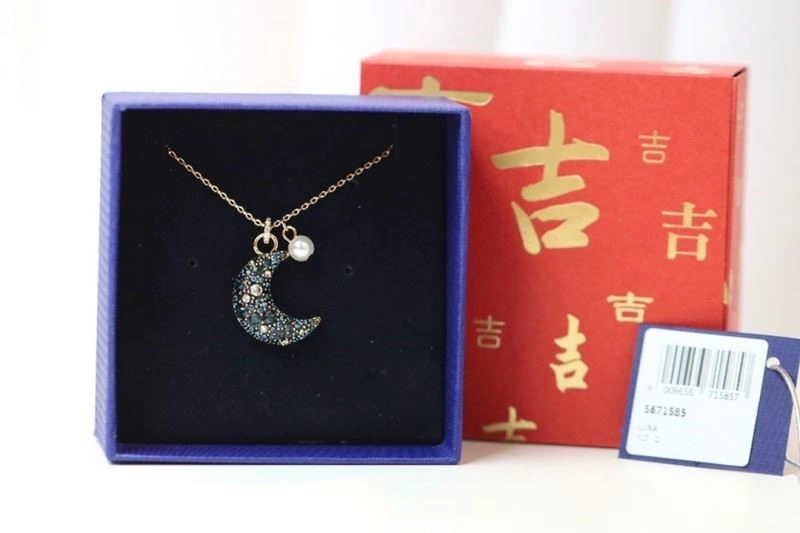 Low-cost Swarovski Necklaces