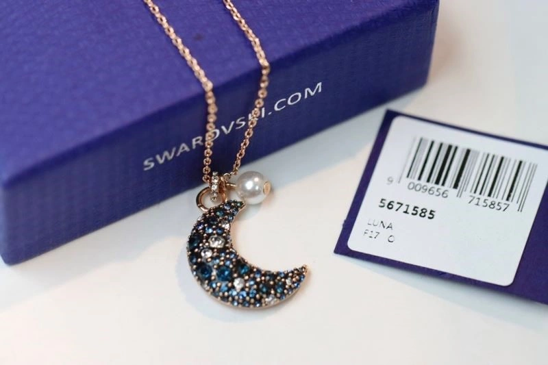 Low-cost Swarovski Necklaces