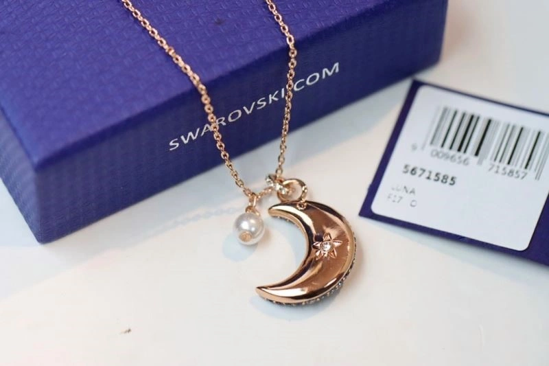 Low-cost Swarovski Necklaces