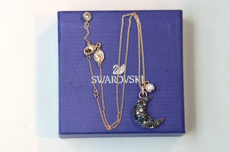 Low-cost Swarovski Necklaces