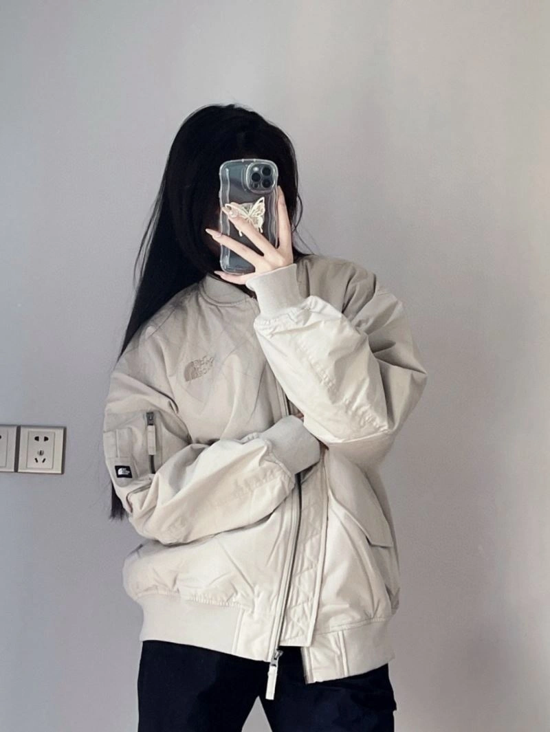 Accurate model The North Face Outwear
