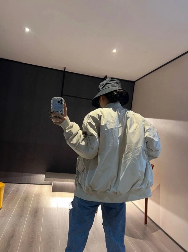 Accurate model The North Face Outwear