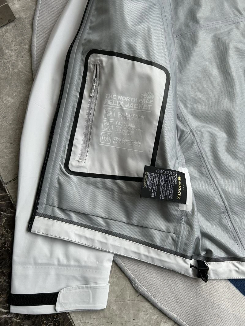 Indistinguishable The North Face Outwear