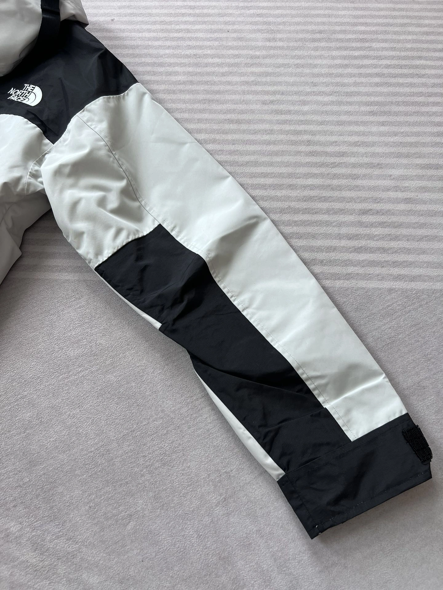 Accurate model The North Face Outwear