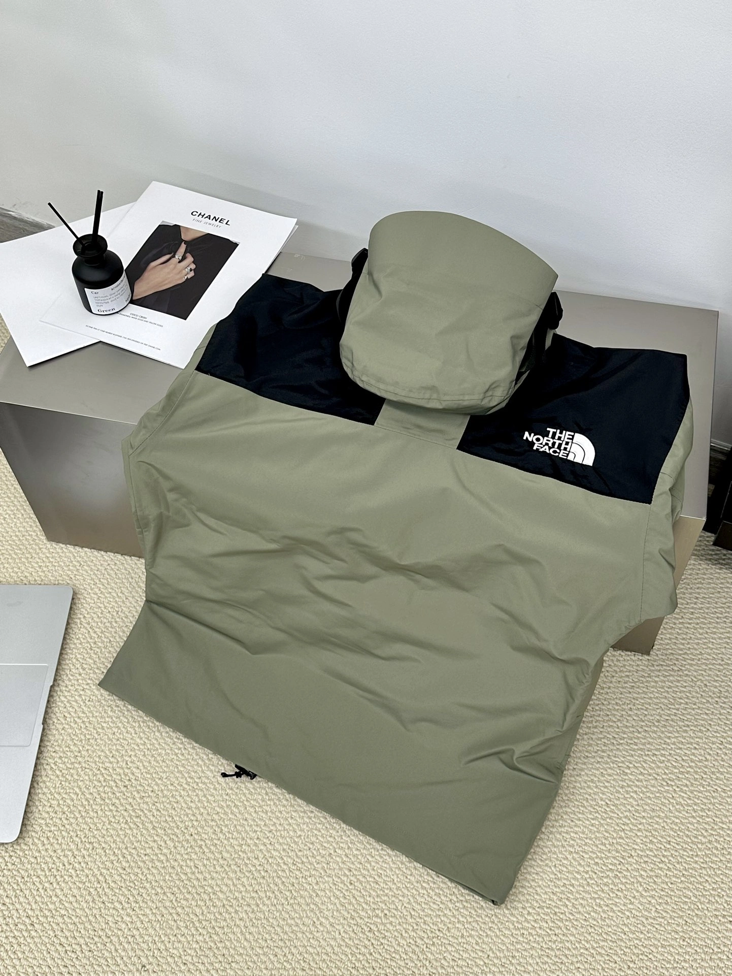 Accurate model The North Face Outwear