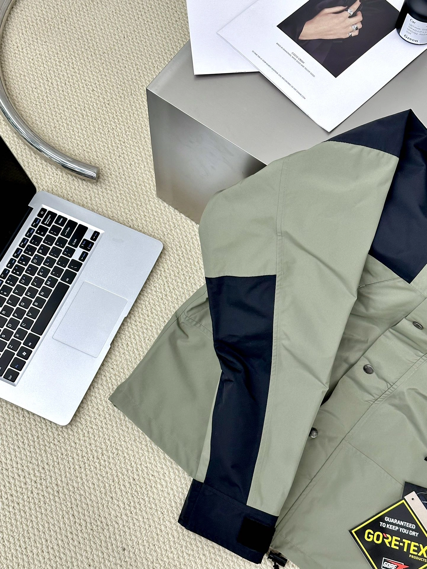 Accurate model The North Face Outwear
