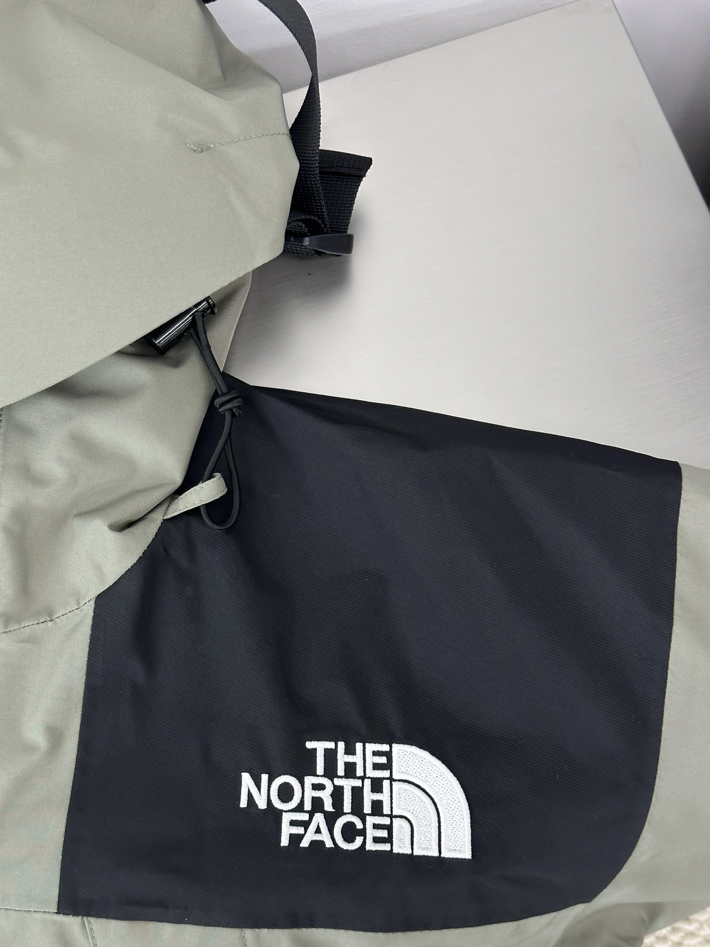 Accurate model The North Face Outwear