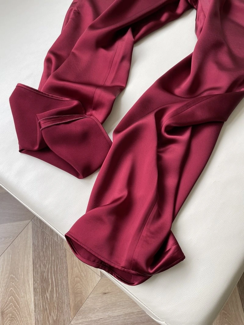 Accurate model The Row Long Pants