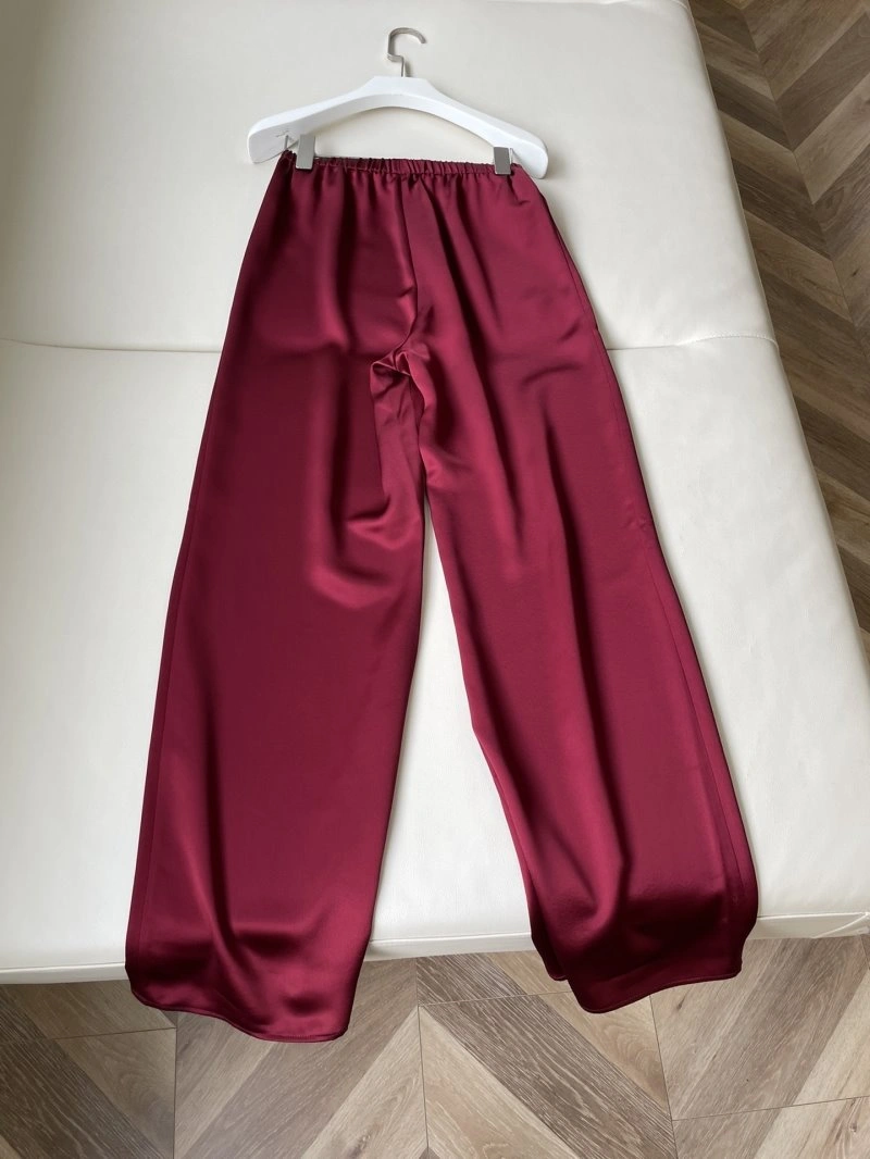 Accurate model The Row Long Pants