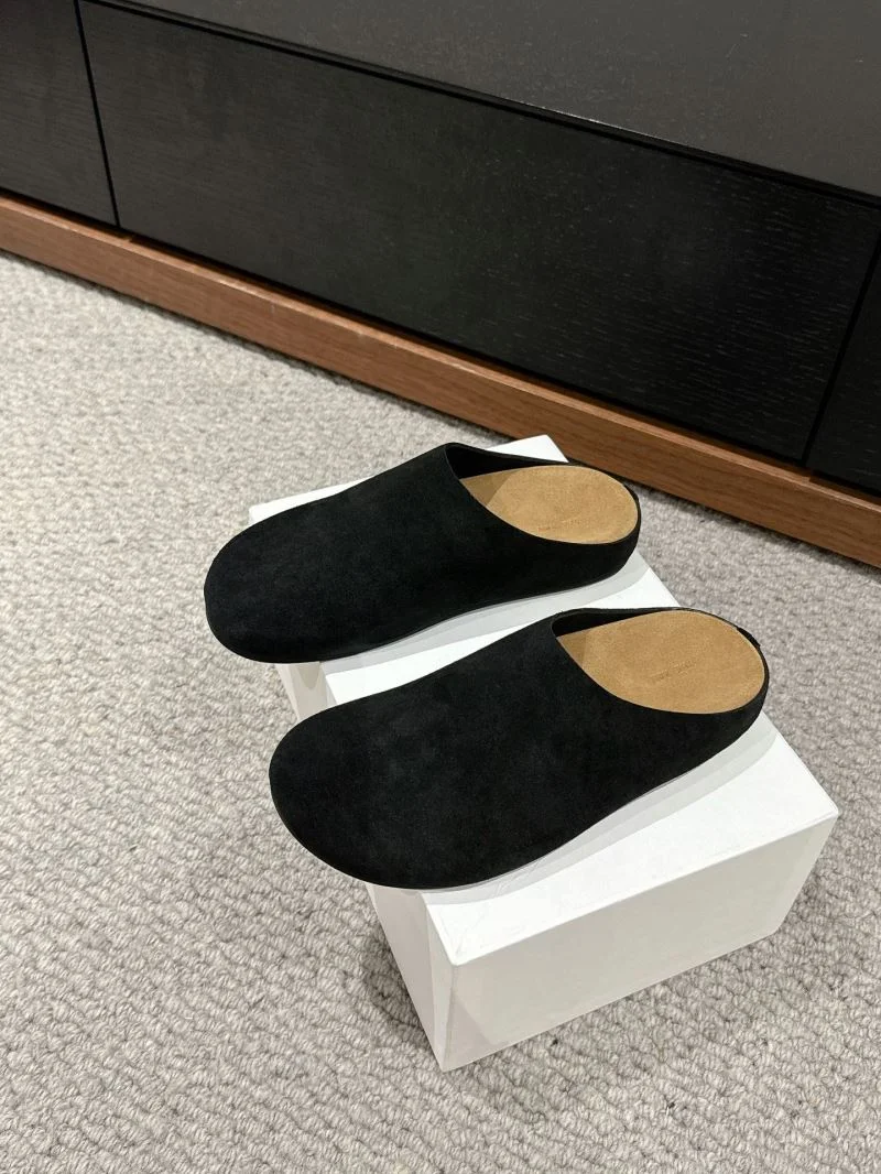 Accurate model The Row Sandals