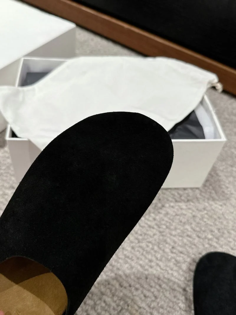 Accurate model The Row Sandals