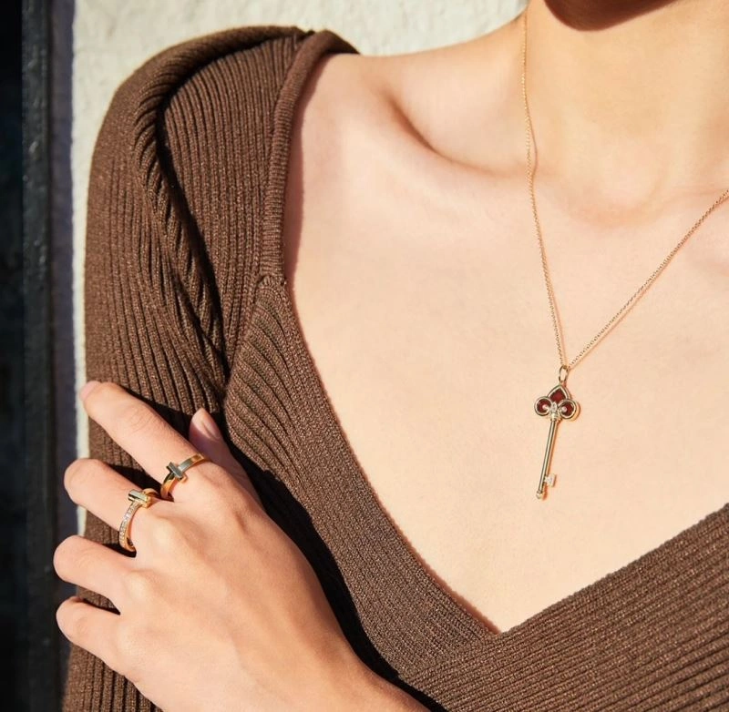 Indistinguishable Tiffany Necklaces