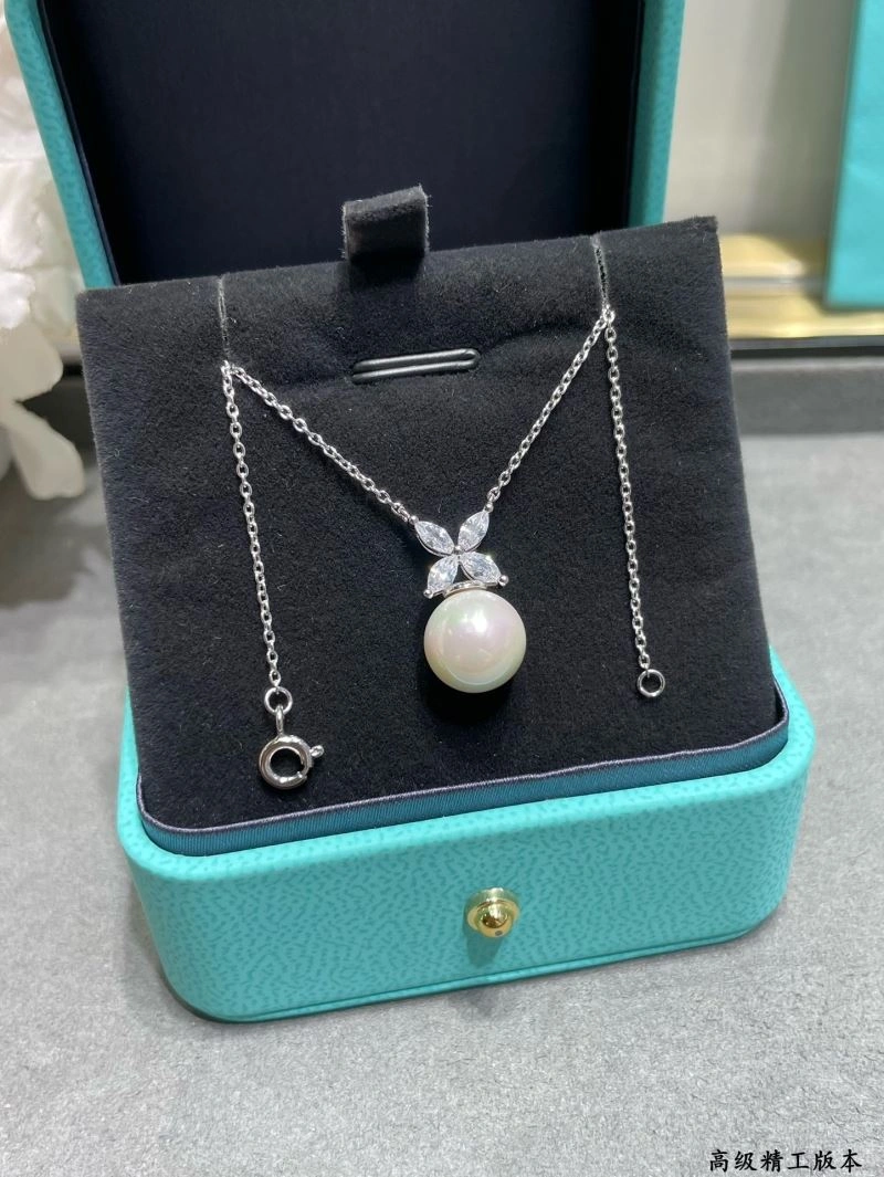 Indistinguishable Tiffany Necklaces