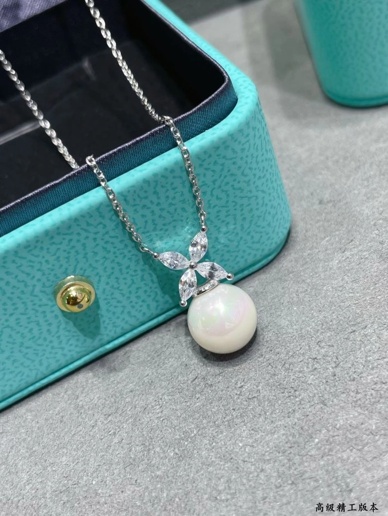 Indistinguishable Tiffany Necklaces