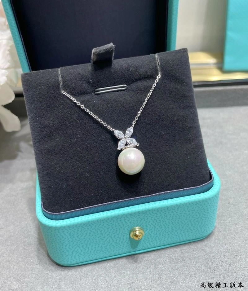 Indistinguishable Tiffany Necklaces