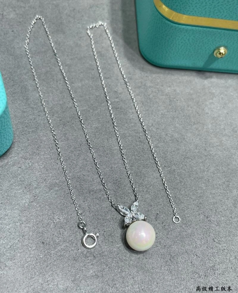 Indistinguishable Tiffany Necklaces