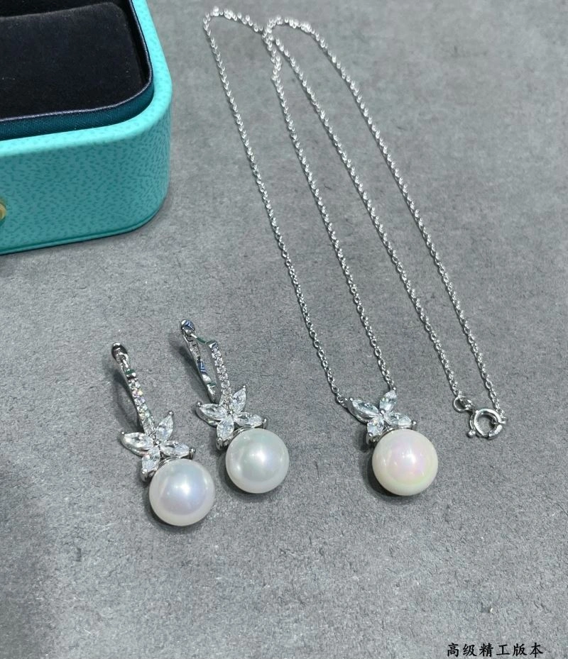 Indistinguishable Tiffany Necklaces