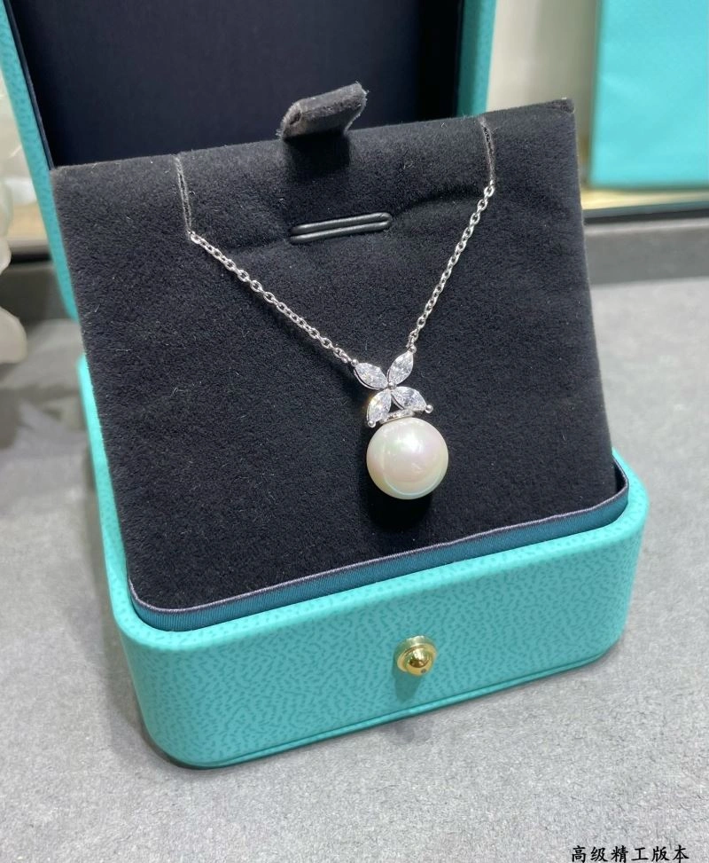 Indistinguishable Tiffany Necklaces
