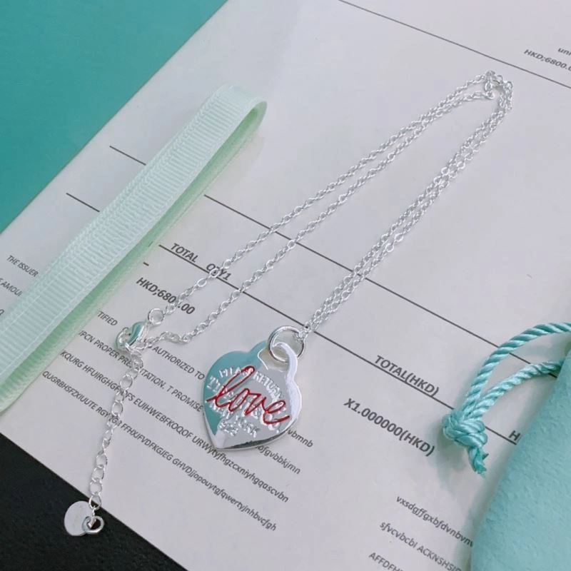Indistinguishable Tiffany Necklaces