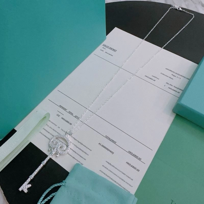 Indistinguishable Tiffany Necklaces