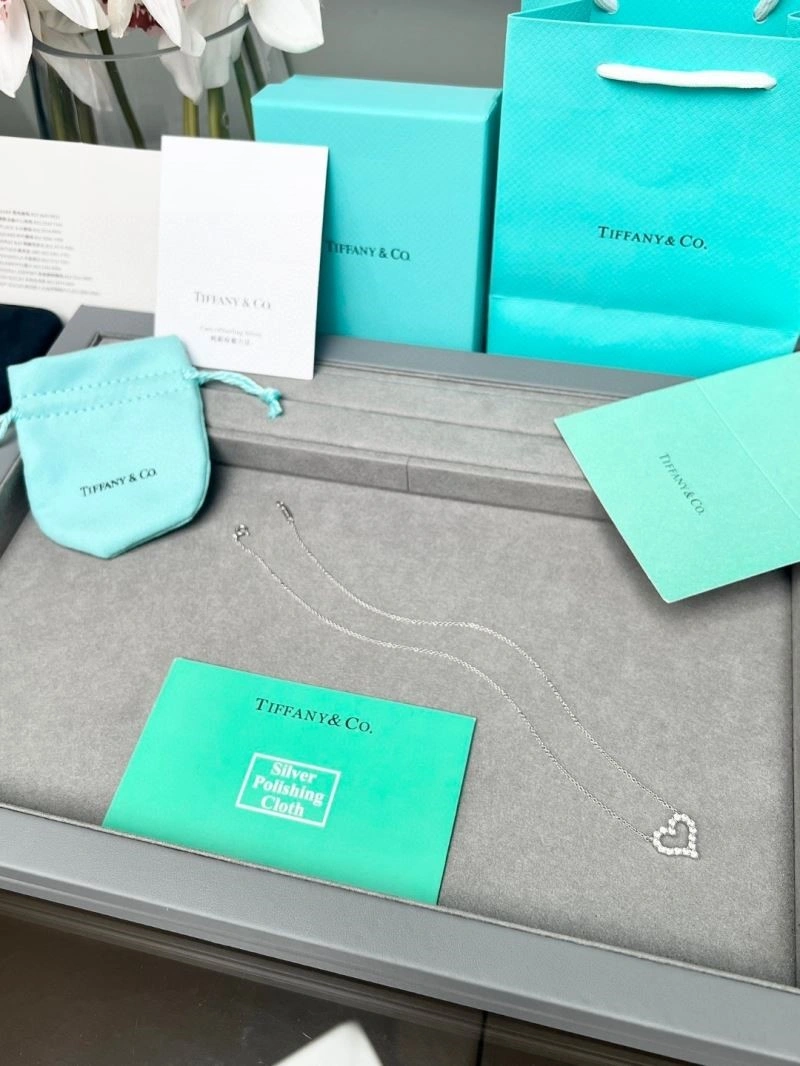 Indistinguishable Tiffany Necklaces
