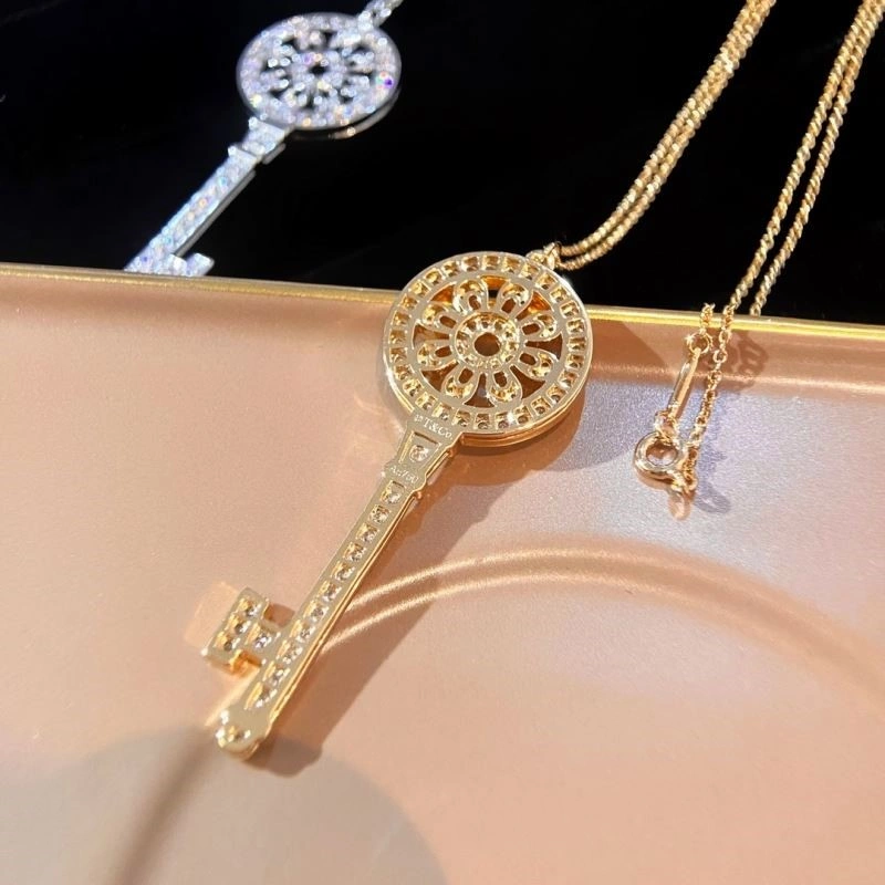 Indistinguishable Tiffany Necklaces