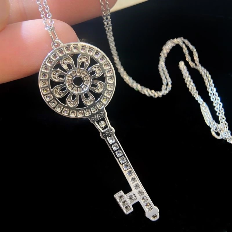 Indistinguishable Tiffany Necklaces