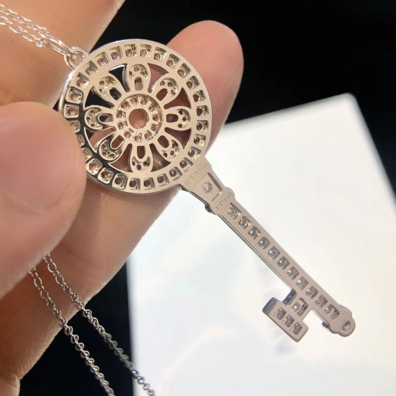 Indistinguishable Tiffany Necklaces