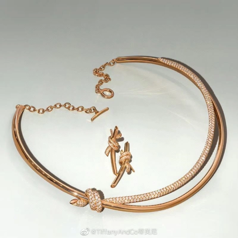 Indistinguishable Tiffany Necklaces