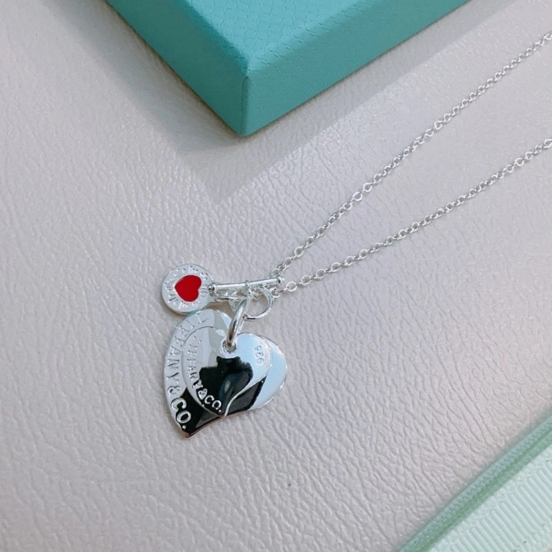 Indistinguishable Tiffany Necklaces