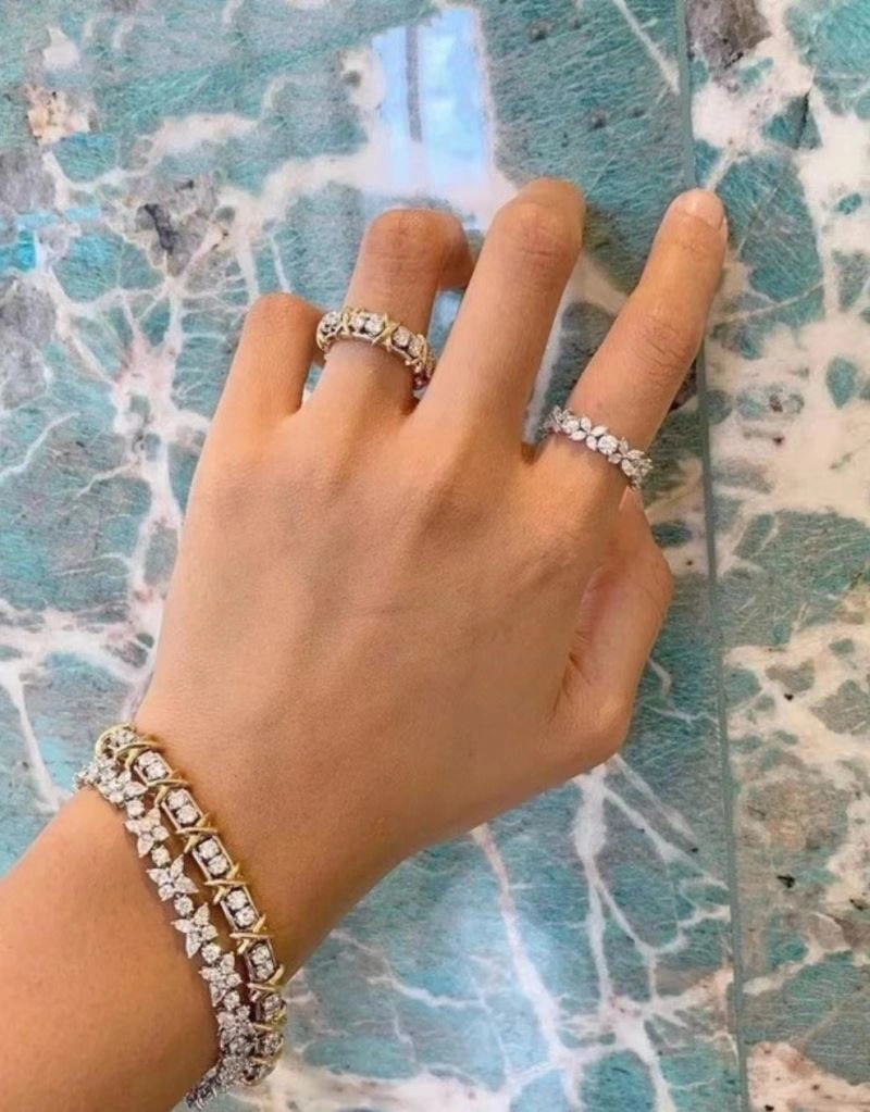 Indistinguishable Tiffany Rings