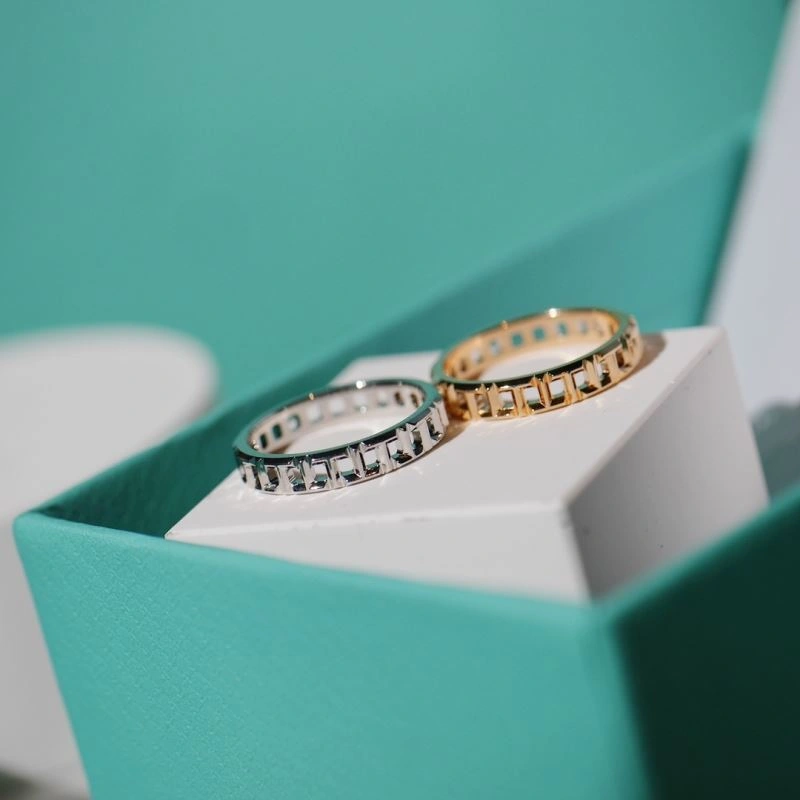 Indistinguishable Tiffany Rings