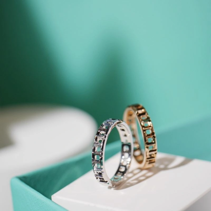Indistinguishable Tiffany Rings