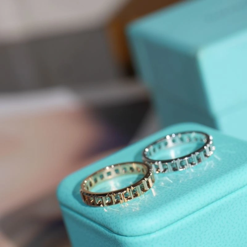 Indistinguishable Tiffany Rings