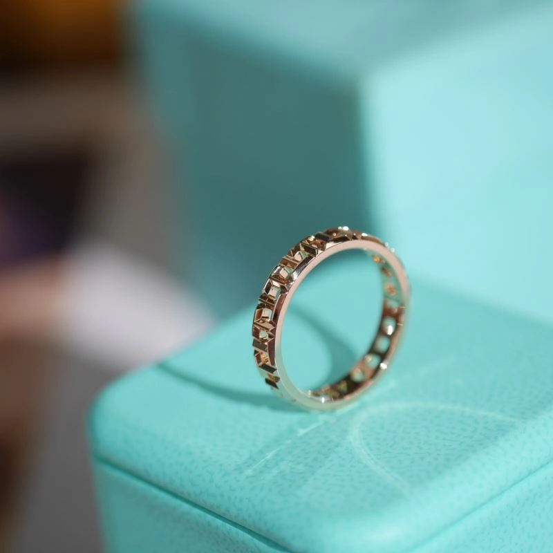 Indistinguishable Tiffany Rings