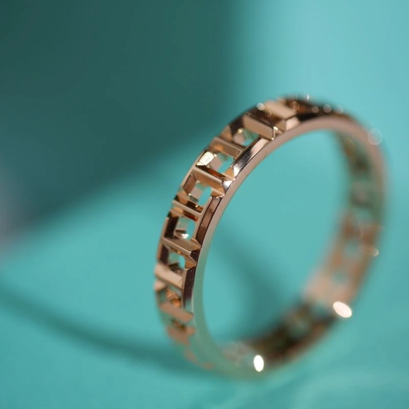 Indistinguishable Tiffany Rings