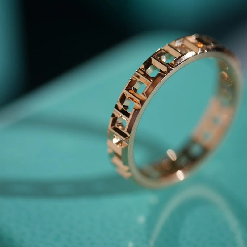 Indistinguishable Tiffany Rings