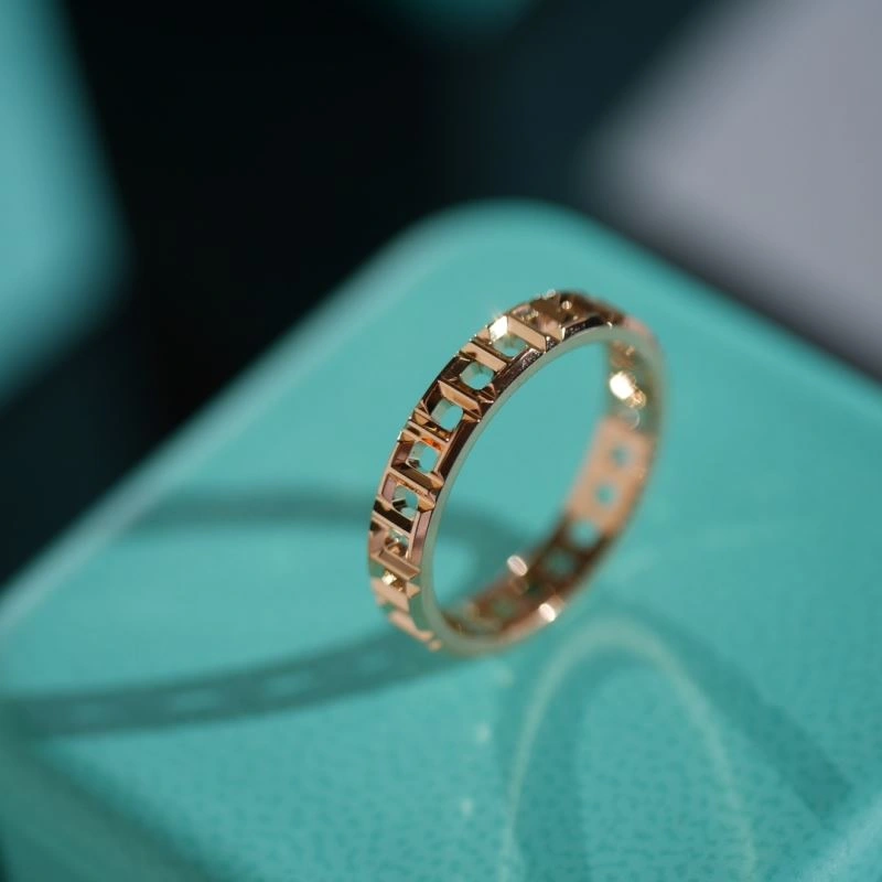 Indistinguishable Tiffany Rings