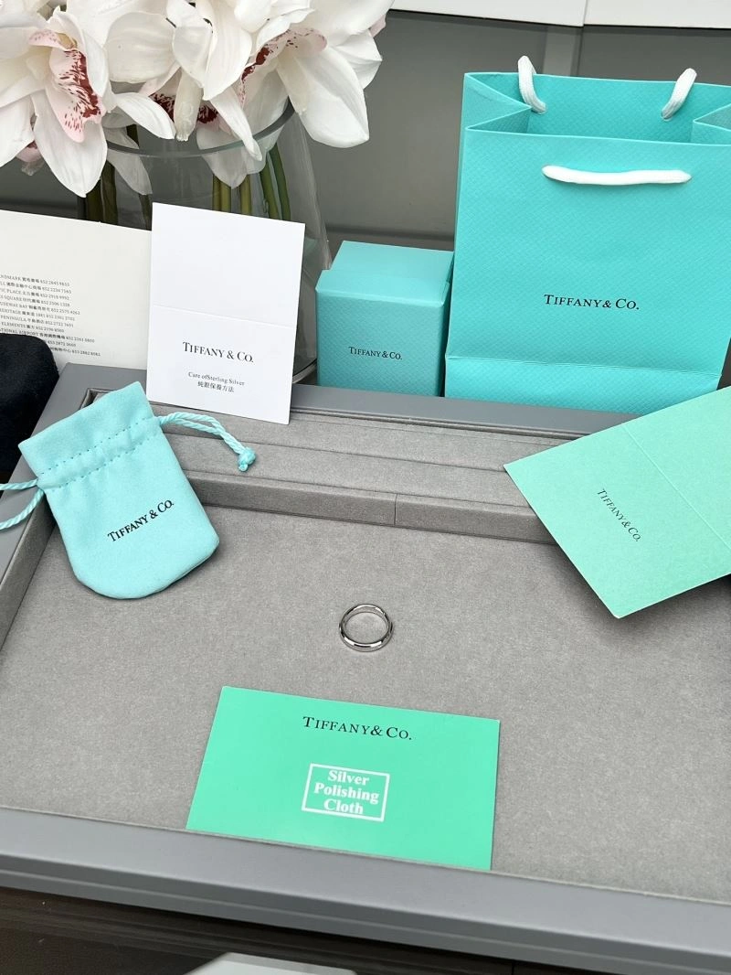 Indistinguishable Tiffany Rings