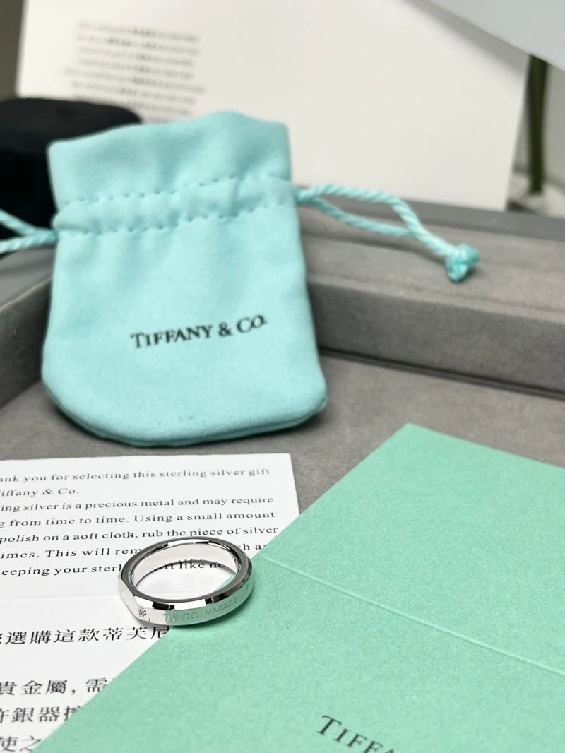 Indistinguishable Tiffany Rings