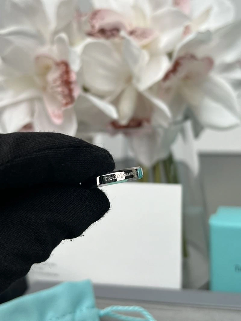 Indistinguishable Tiffany Rings