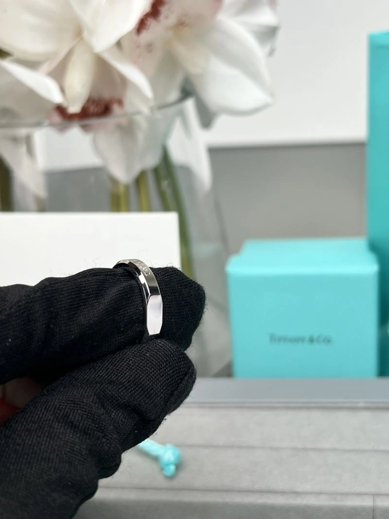 Indistinguishable Tiffany Rings