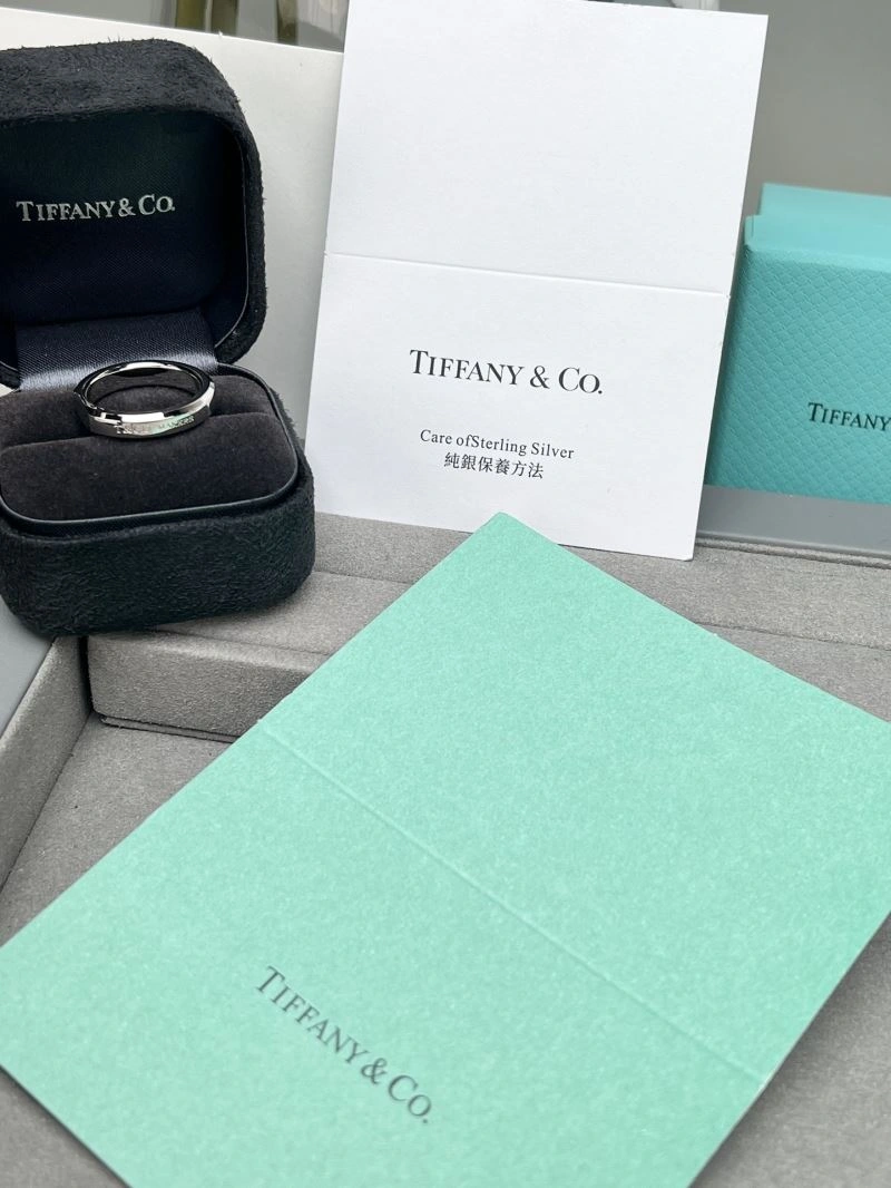 Indistinguishable Tiffany Rings